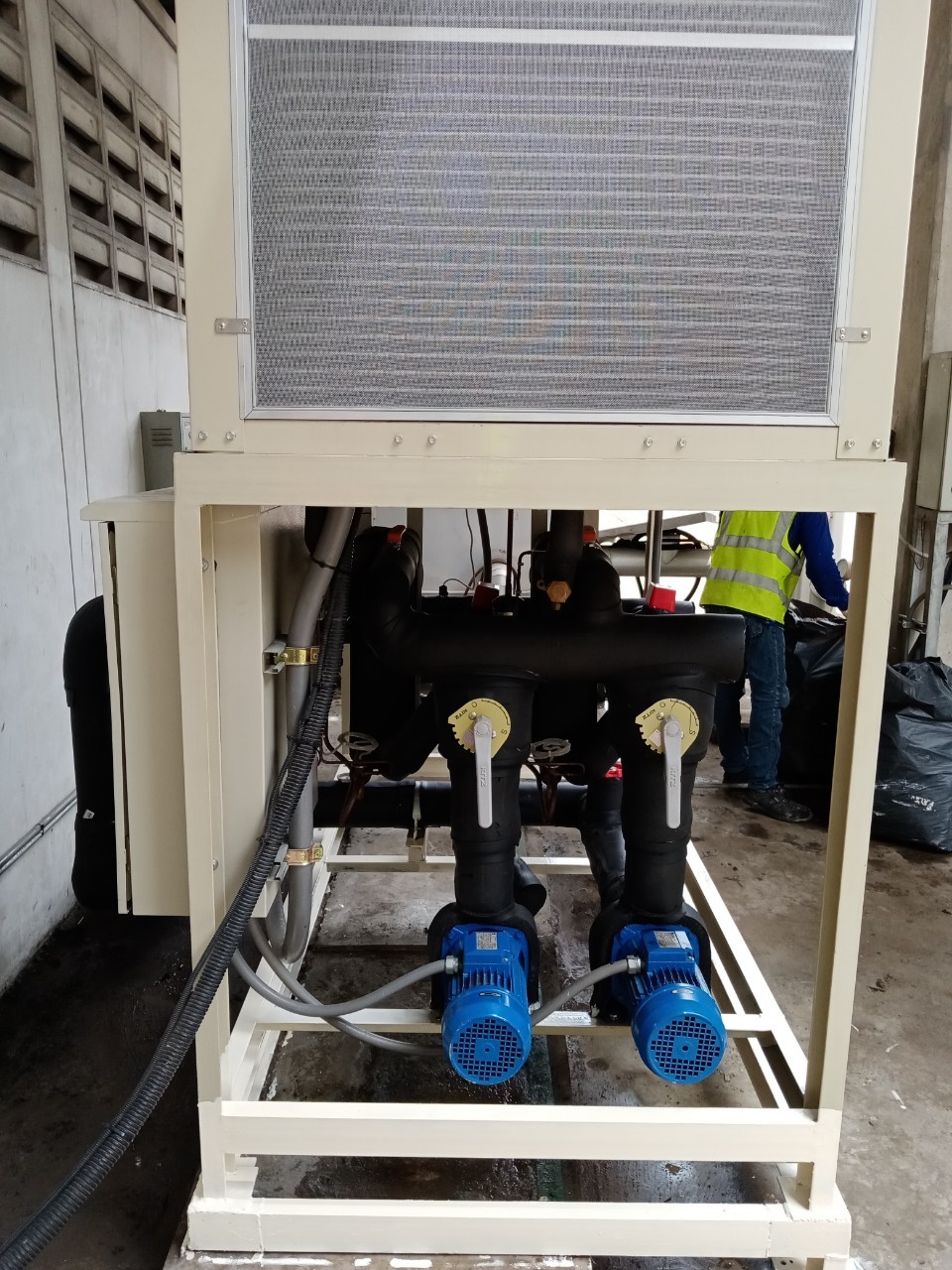 Service installation for chiller - Power Full Engineering